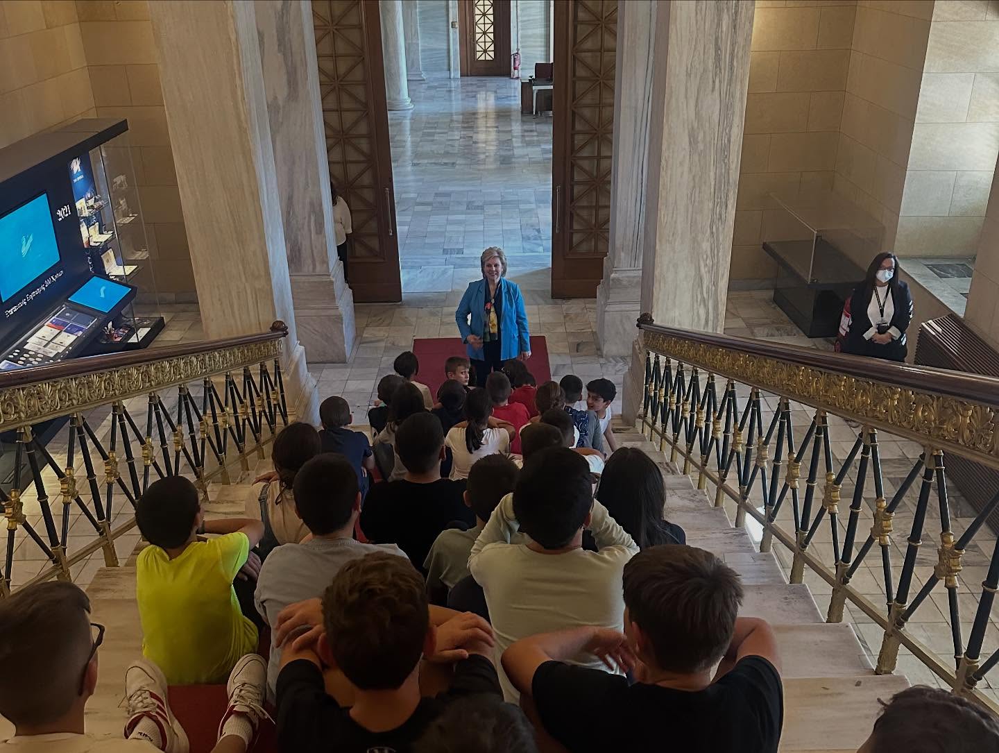 Οι μαθητές του 1ου Δημοτικού Σχολείου Καρπενησίου στη Βουλή ...